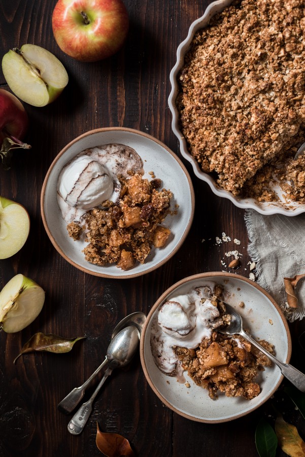 Υγιεινό apple crumble | Συνταγές | Food Photography | Let's Treat Ourselves