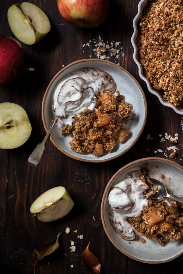 Υγιεινό apple crumble | Συνταγές | Food Photography | Let's Treat Ourselves