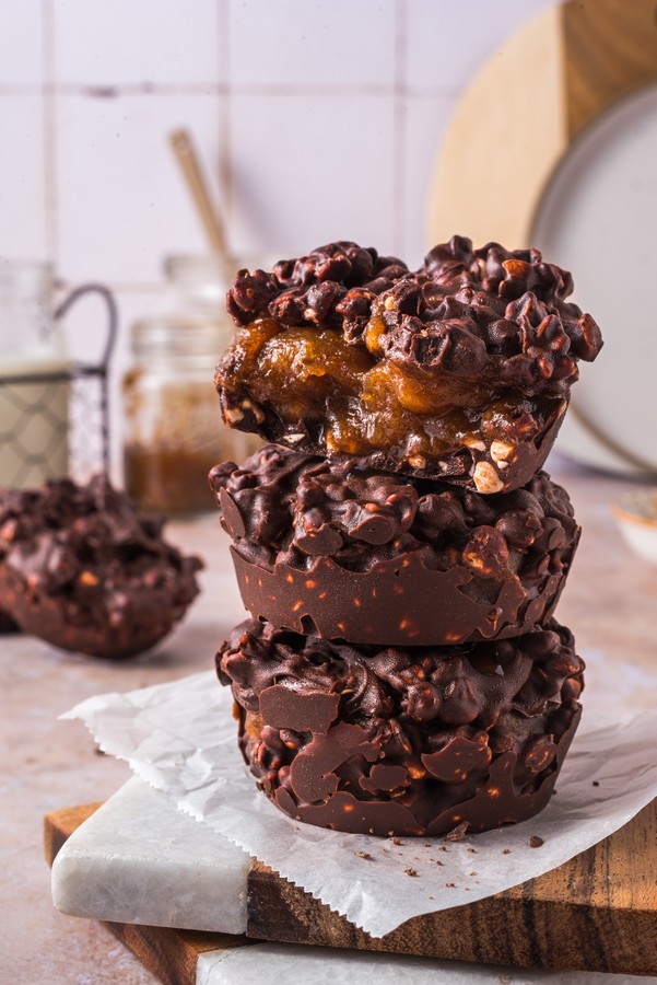 Σοκολατένια Crunchy Cups με γέμιση καραμέλας χωρίς επεξεργασμένη ζάχαρη ...